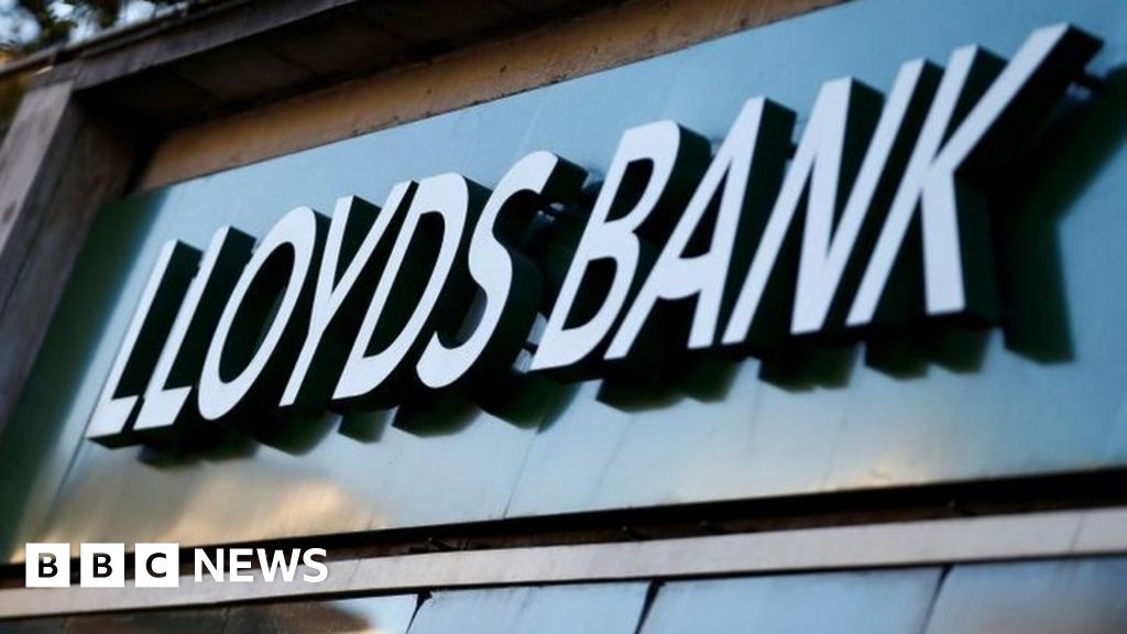 Lloyds joins crowd with new 40% overdraft rates - BBC News