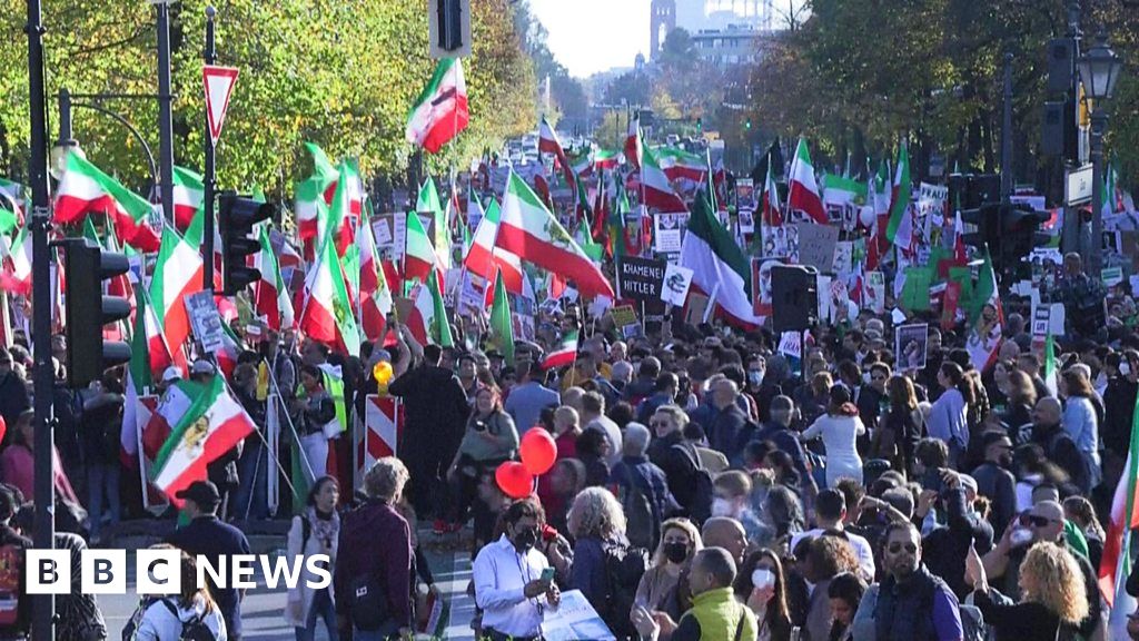 Iran protests: Massive crowd marches in Berlin