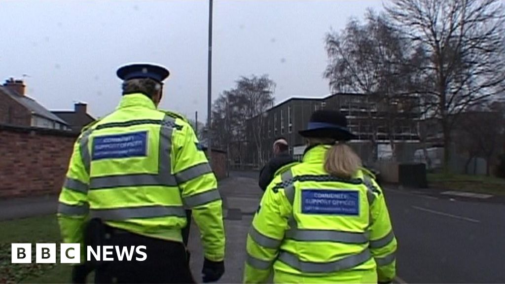 Nottinghamshire police cuts: More than 70 PCSO jobs cut - BBC News