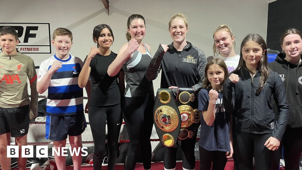 Female boxing champion inspires Jersey children - BBC News