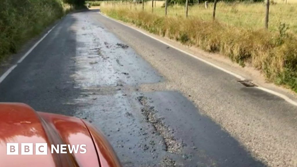 Oxfordshire road melts in extreme heat - BBC News