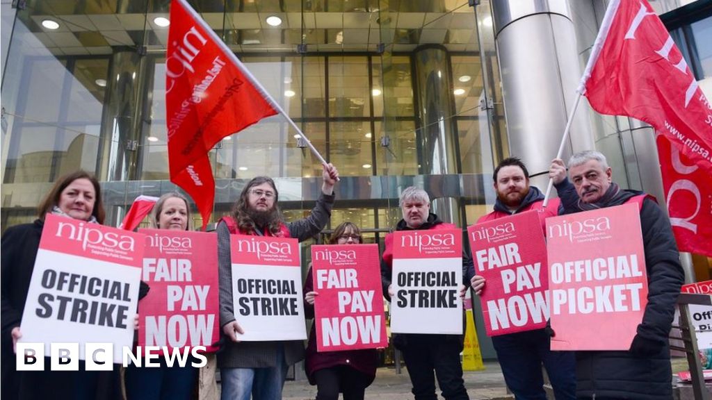 Civil service strike: Nipsa members protest over pay - BBC News