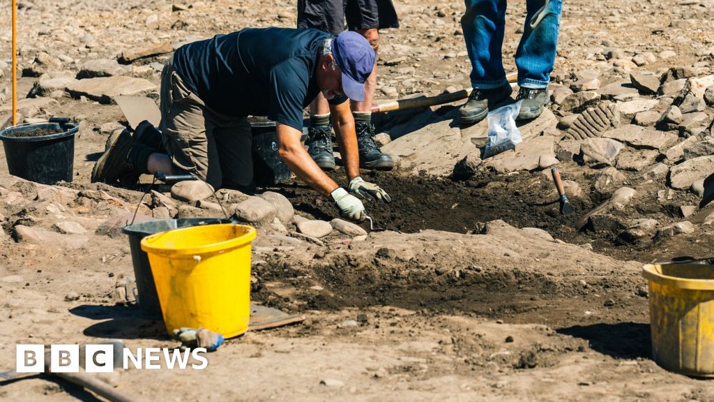 Binchester Roman Fort excavation unearths Roman road - BBC News