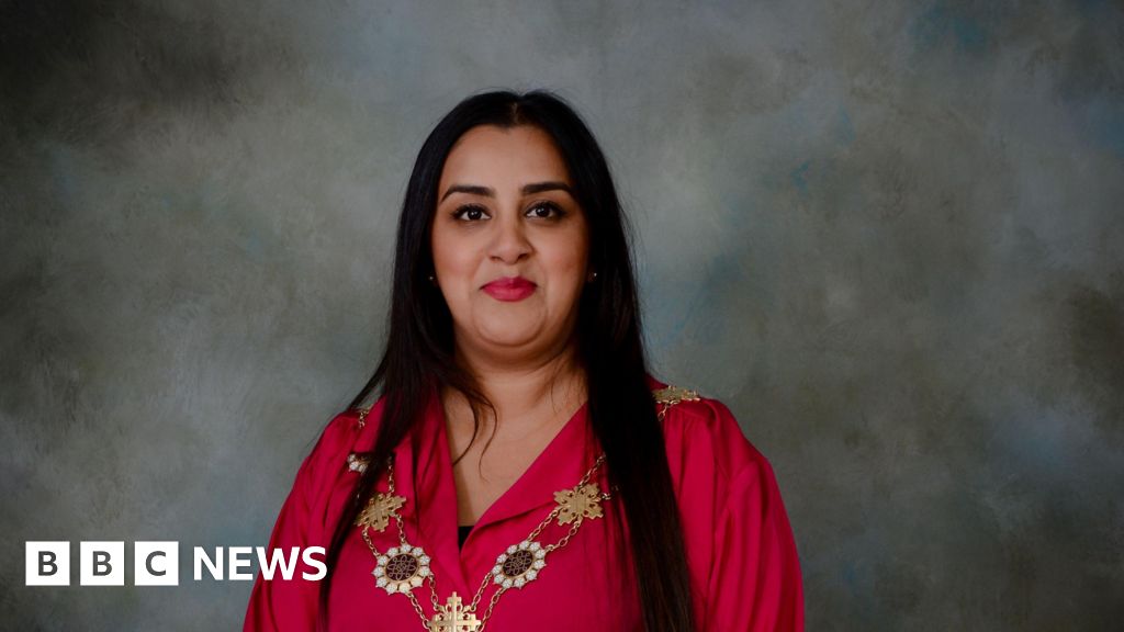New Kirklees Mayor Nosheen Dad to make history for borough - BBC News