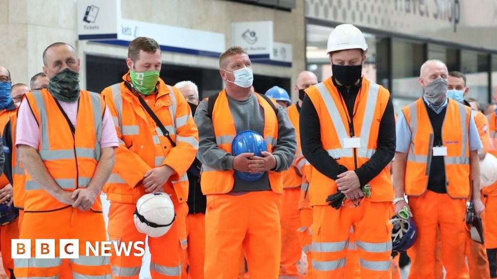 Stonehaven train derailment: Minute's silence honours victims - BBC News