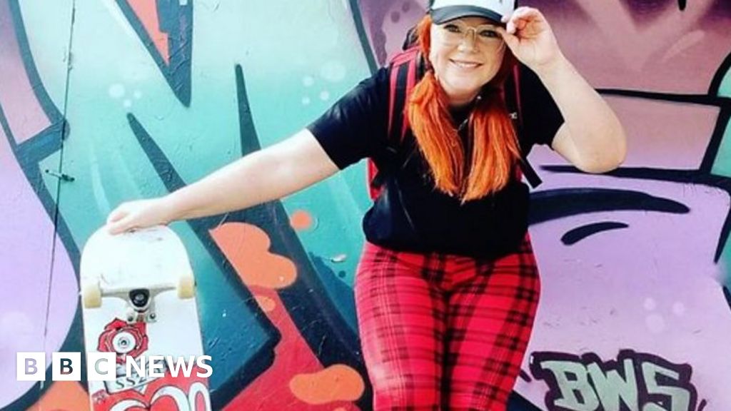 Skateboarding Oxford mum encourages others to take up the sport - BBC News