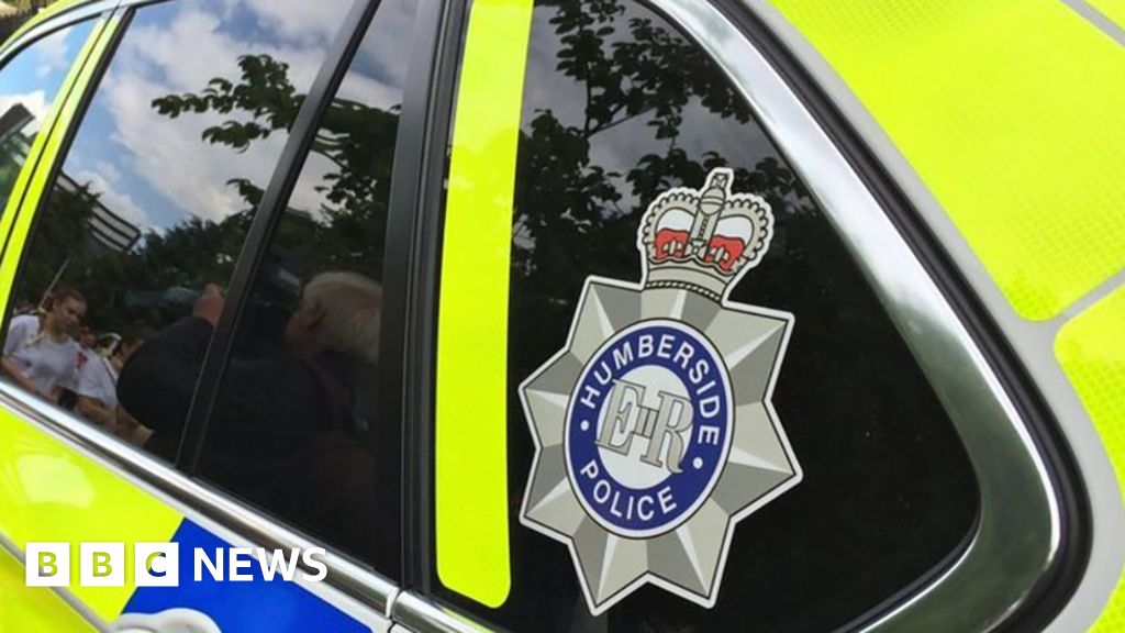 Pedestrian, 35, killed in Immingham lorry crash - BBC News