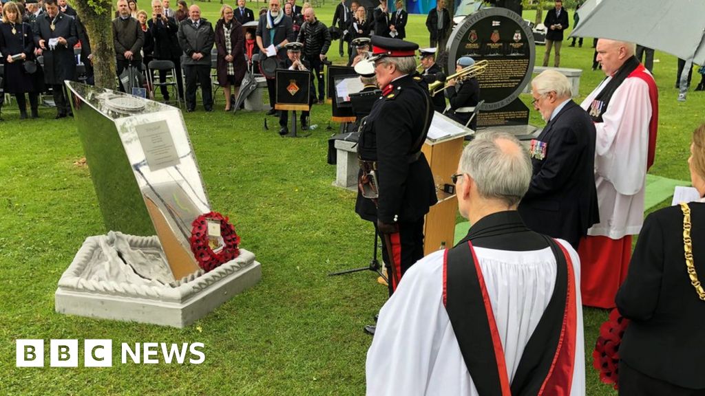 Falklands War: Memorial unveiled to crew of HMS Sheffield - BBC News