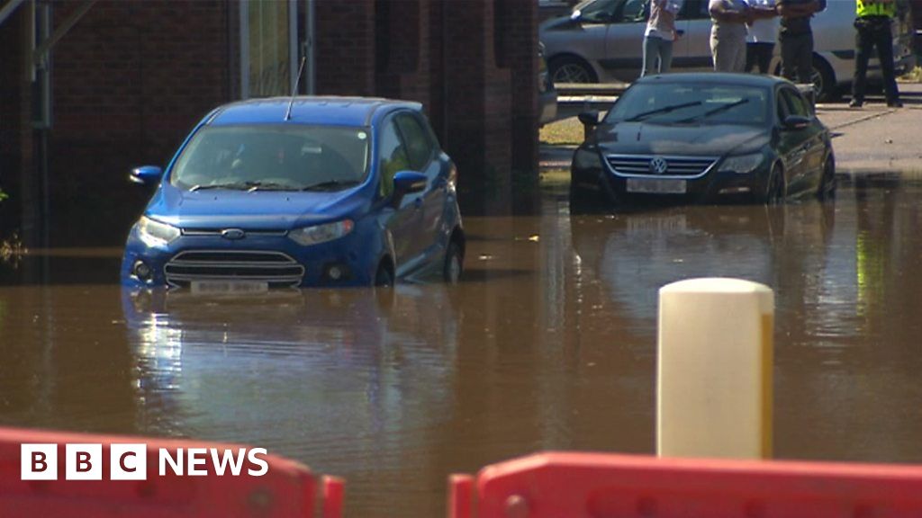 Birmingham burst water main floods homes and wrecks road - BBC News