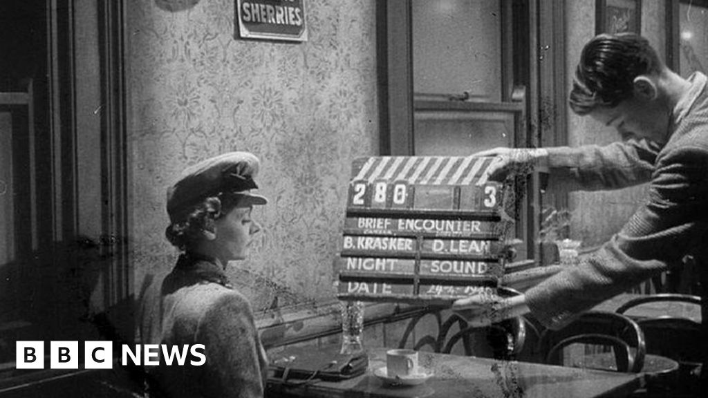 Unseen Brief Encounter photos on show at Carnforth - BBC News