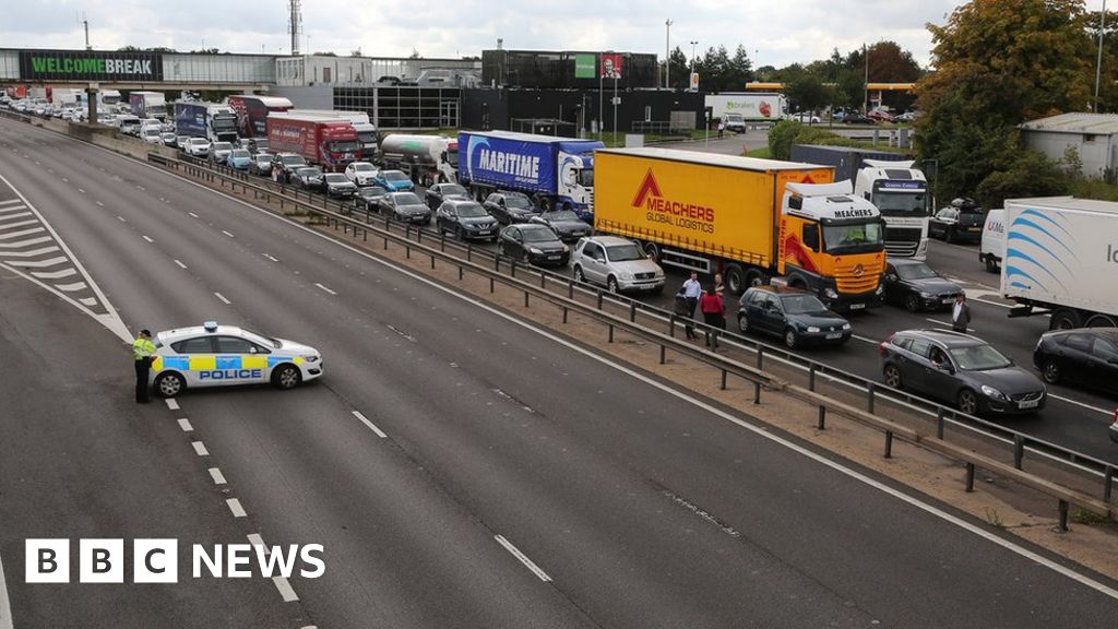 M1 motorway: 'No suspect found' after road closure - BBC News
