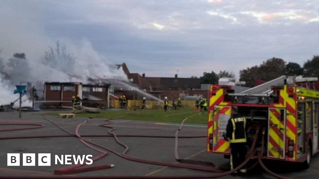 Fire at Roding Primary School, Dagenham - BBC News
