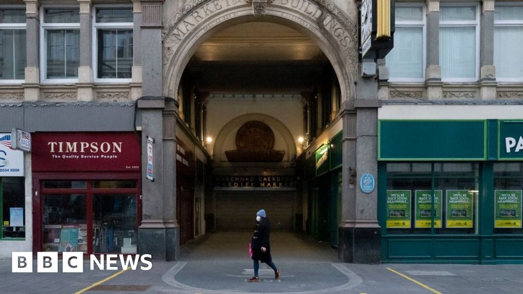 Lockdown: Wales 'on a knife edge' in dealing with pandemic - BBC News