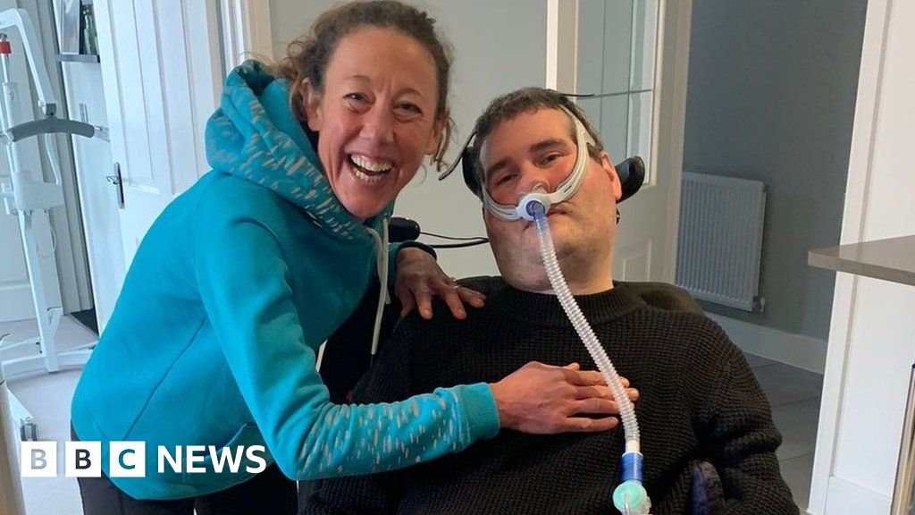 London Marathon: Ironman triathlete 'honoured' to help man with MND ...