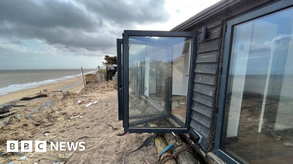 Hemsby erosion: Digger drags cliff edge home inland - BBC News