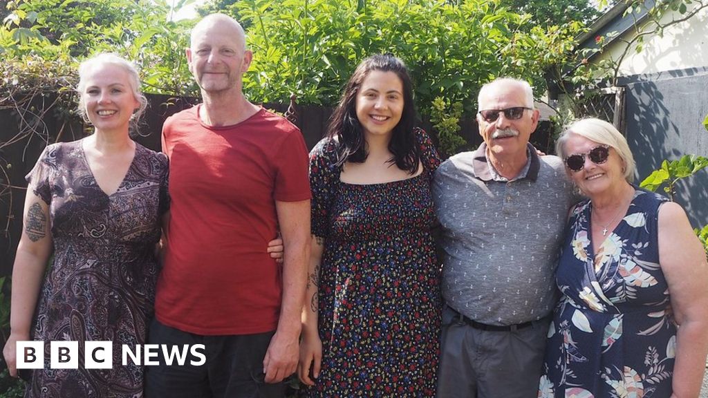 Coronavirus: Three generations of Hull family 'lucky to survive' - BBC News