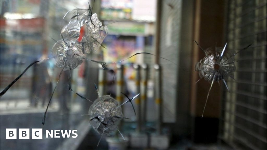 Chinese forces 'kill 17 in Xinjiang' after colliery attack - BBC News