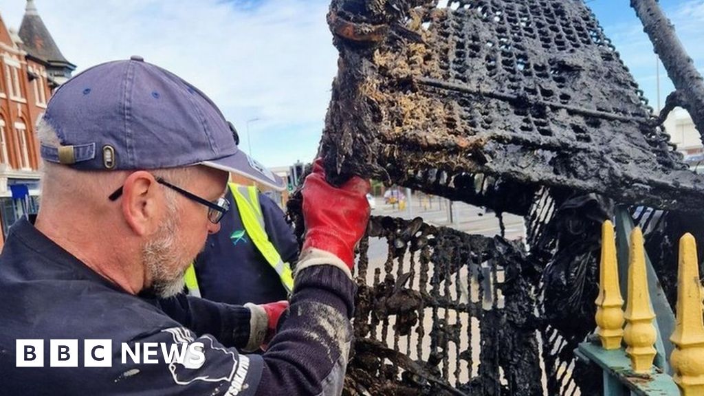 Grimsby: More than 50 shopping trolleys in River Freshney clean - BBC News