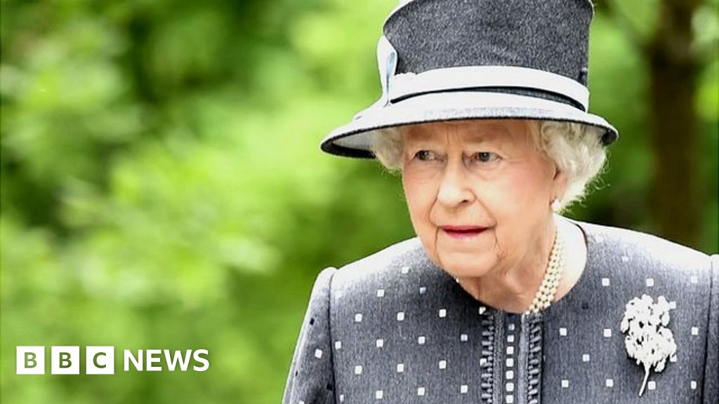 Queen at Bergen-Belsen: 'It's difficult to imagine' - BBC News