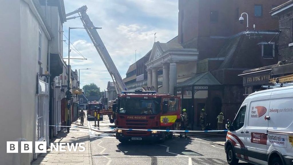 Colchester fire: Crews tackle shop and cafe blaze - BBC News