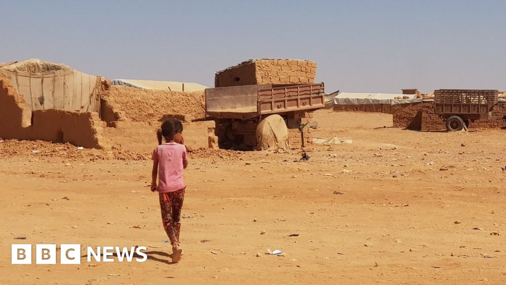 Syria war: Aid fails to reach civilians in desert camp - BBC News
