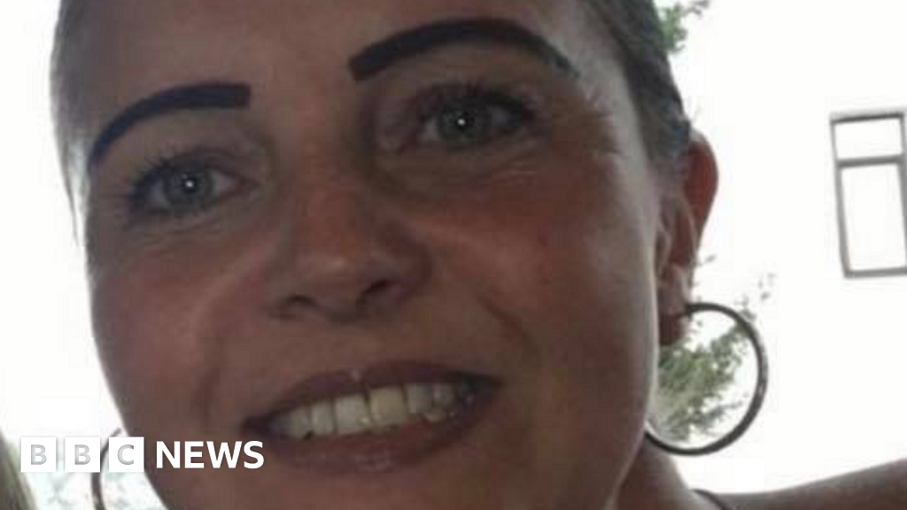 Swinton murder probe: Stabbed mum had 'heart of gold' - BBC News