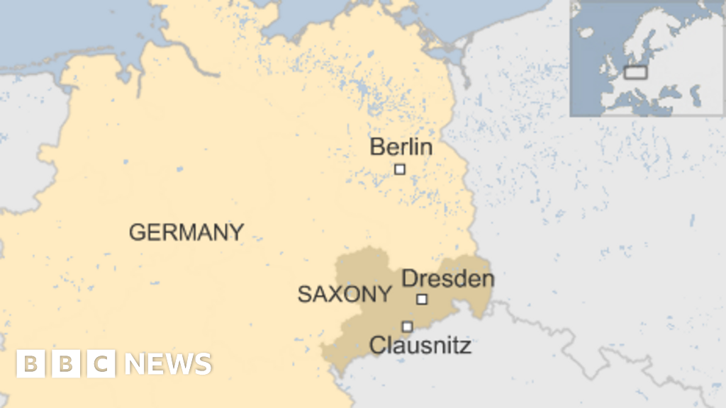 Germany migrant bus surrounded by protesters - BBC News