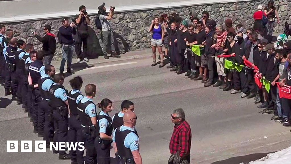 Crossing Divides: Europe 'more split' than decade ago - BBC News