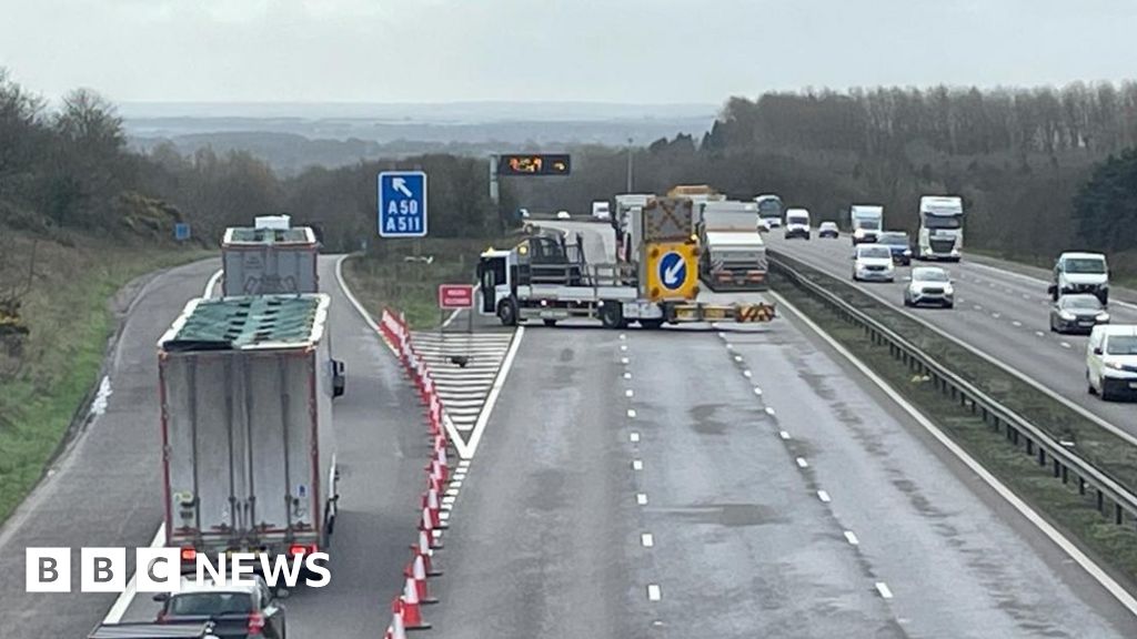 Leicester: Man dies after lorry crash on M1 - BBC News