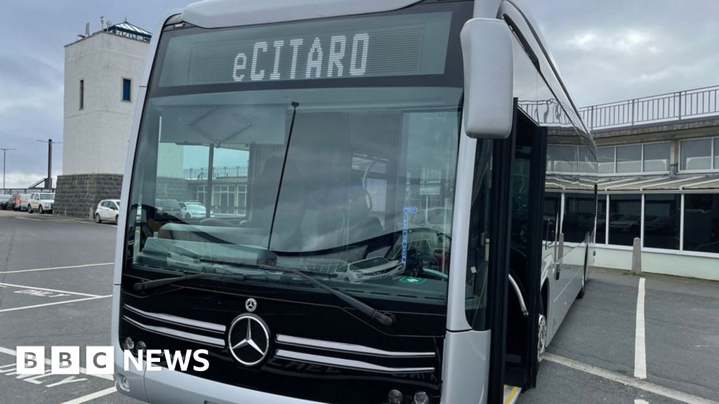 Electric bus trialled on Isle of Man roads - BBC News