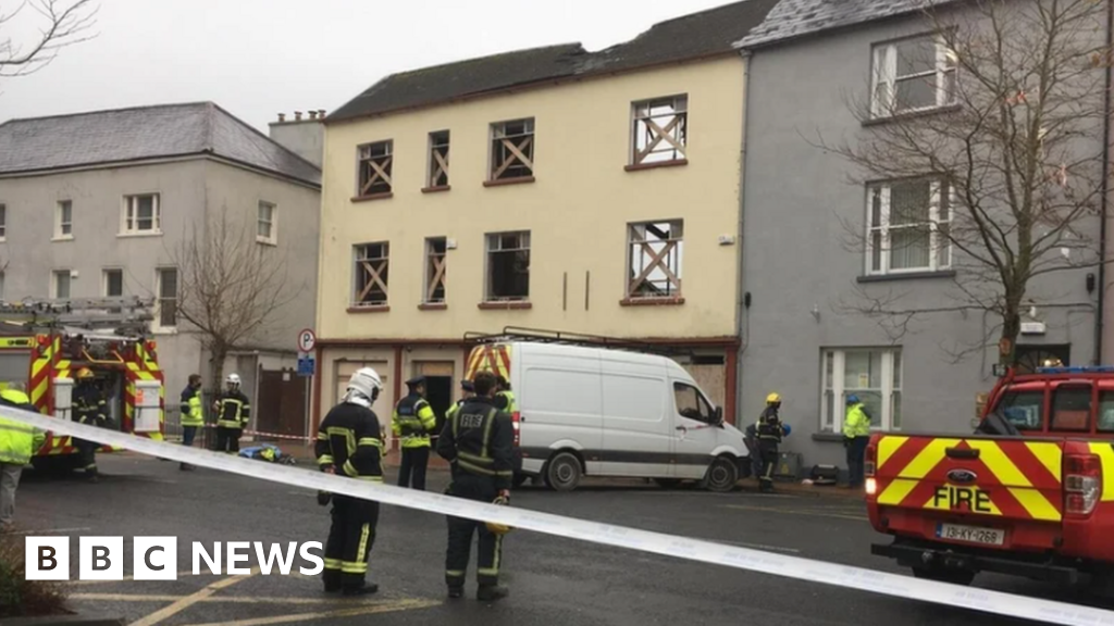 Kerry: Man dies after part of a building collapses in Tralee - BBC News