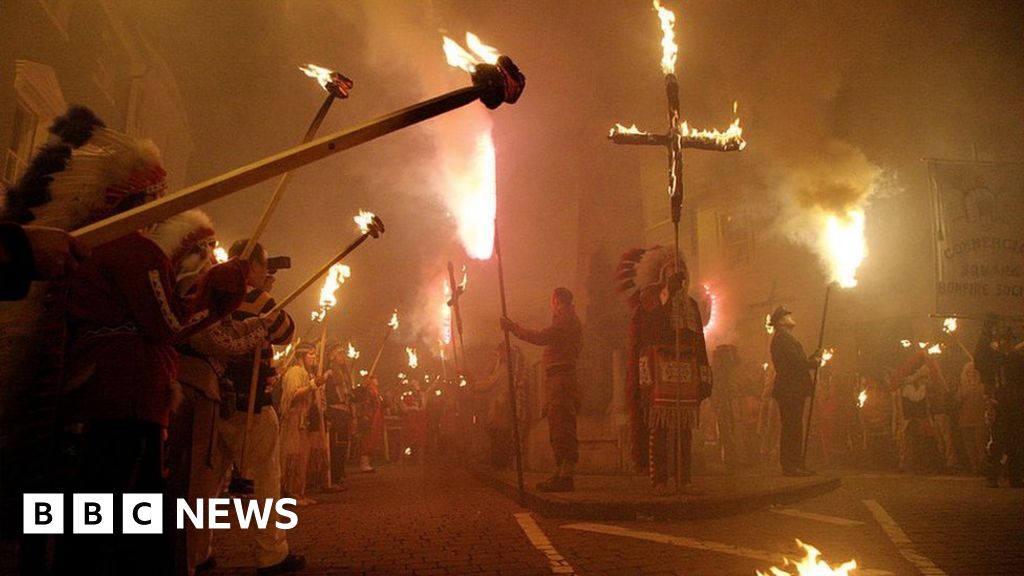 Lewes Bonfire: Town gears up for annual celebration - BBC News