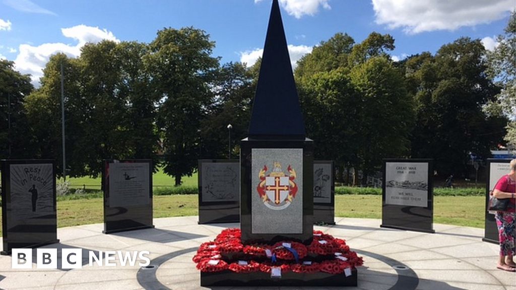 War memorial for Tidworth's fallen soldiers unveiled - BBC News