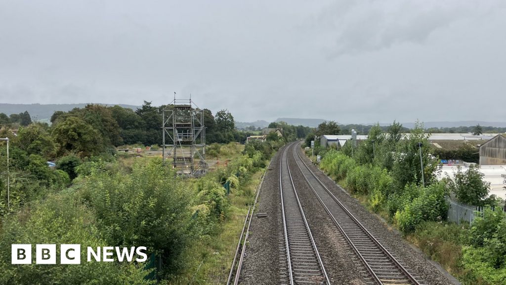 Stroudwater: Stonehouse station decision 'due by end of 2023' - BBC News