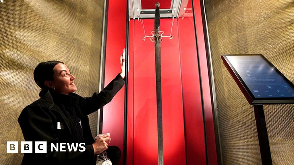 William Wallace sword returns to Wallace Monument - BBC News
