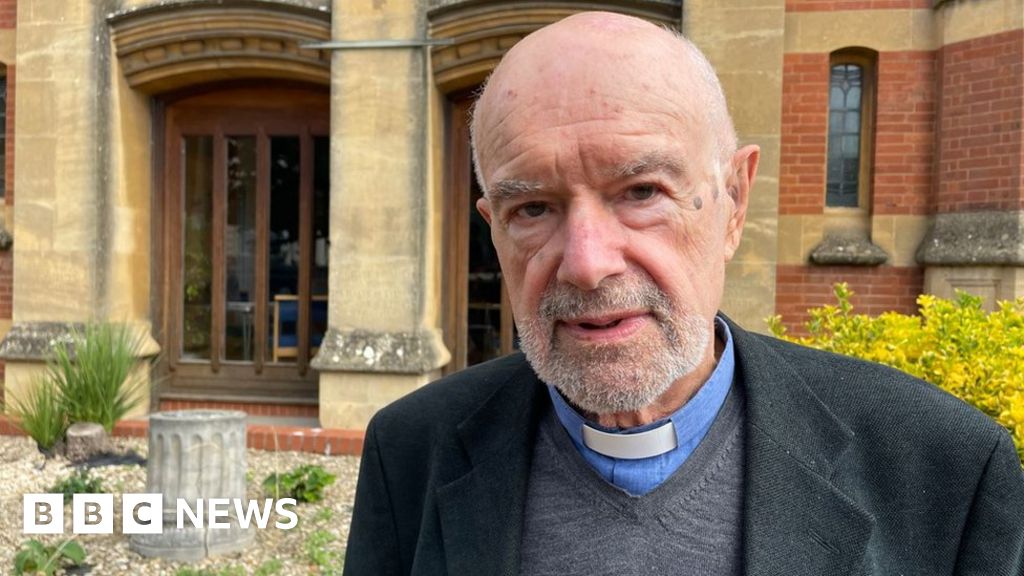 Evesham refugees 'treated like cattle' over relocation - BBC News