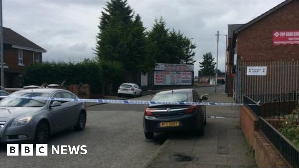 North Belfast: Pipe bomb found in security alert - BBC News