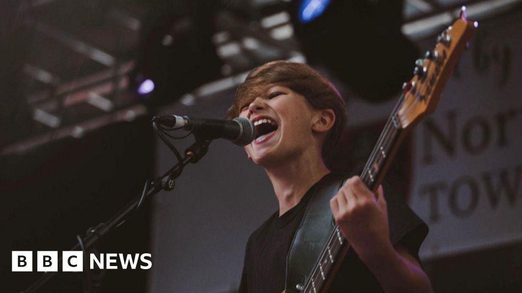 Boy, 13, gets chance to sing with Billy Lockett - BBC News
