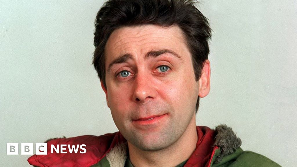 Sean Hughes: Comedian, actor and writer dies aged 51 - BBC News