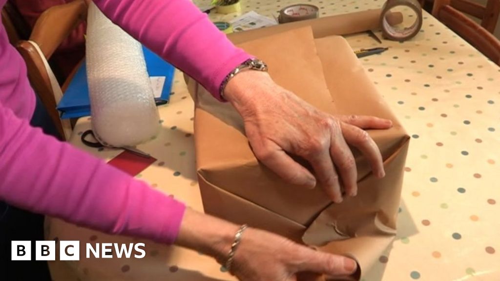 Angel Tree charity helps inmates' children get presents - BBC News