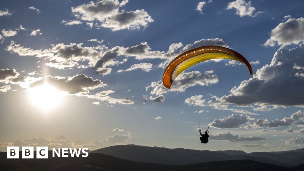 'Israeli Arab paraglider' sparks Syria border operation - BBC News