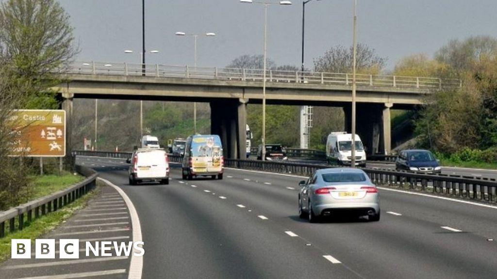 M4 near Langley, Slough and Windsor closes for bridge demolition - BBC News