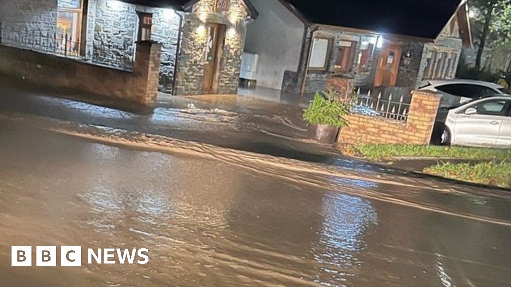 Flooding: Ystradgynlais pub forced to shut by heavy rain - BBC News