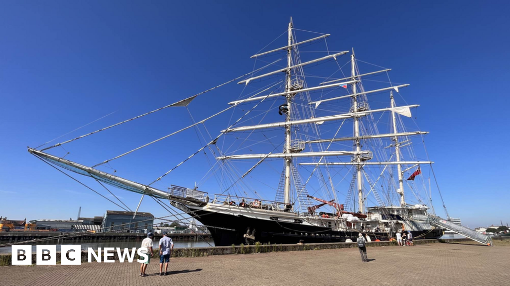 Great Yarmouth visited by tall ship SV Tenacious