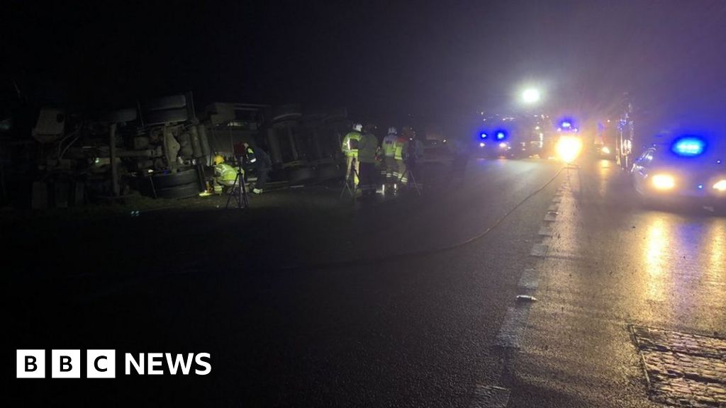 A1 crash: Overturned acid lorry causes travel disruption - BBC News