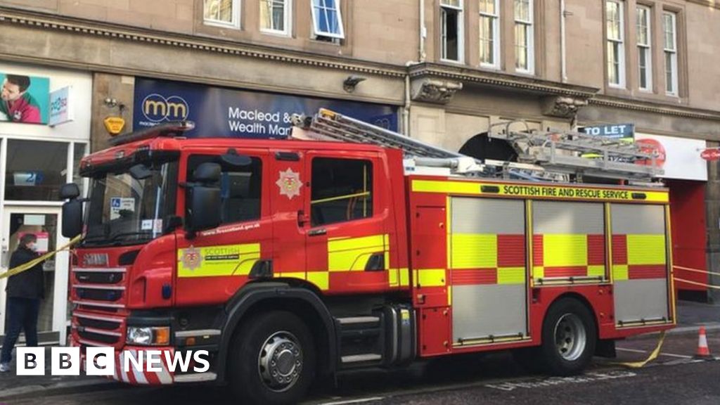 Man dies after flat fire in Inverness - BBC News