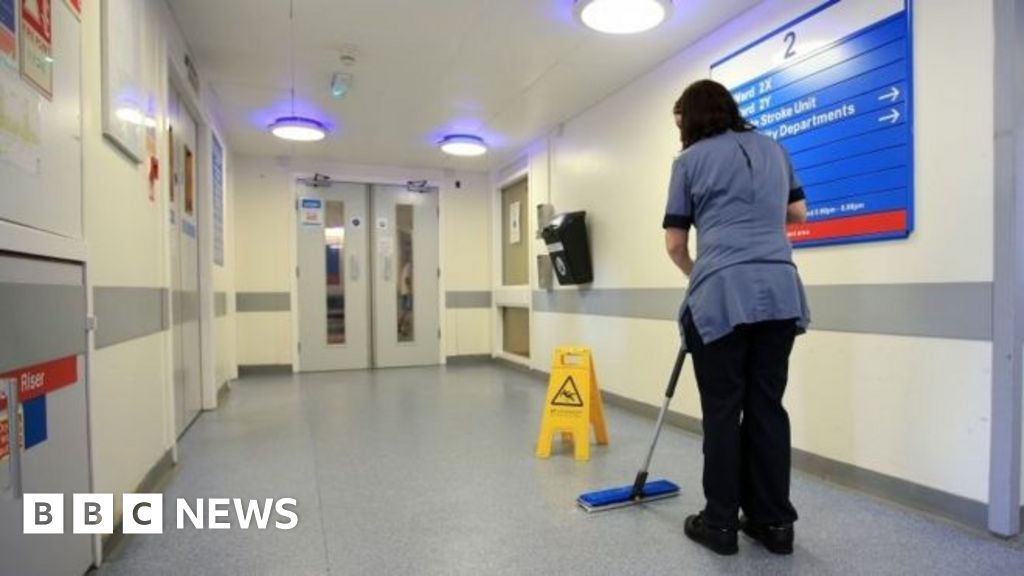 Strike vote over Mid Yorkshire NHS trust payroll plans - BBC News