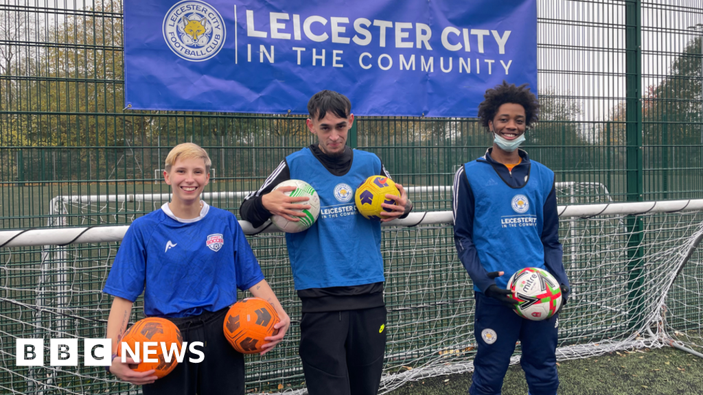 Homeless footballers represent Leicester in national tournament - BBC News