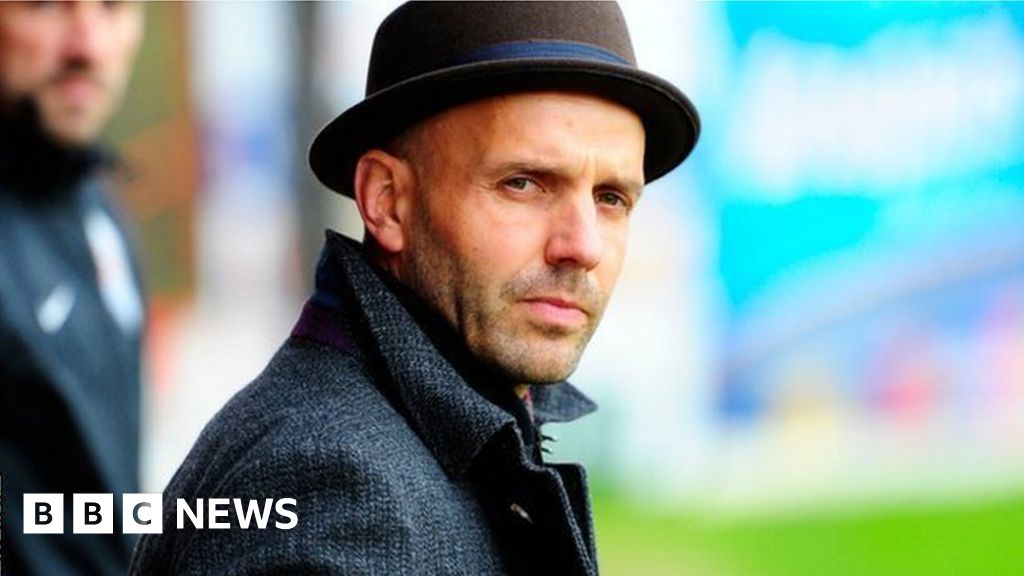 FA Cup: A hat, old players and a multitalented manager - BBC News
