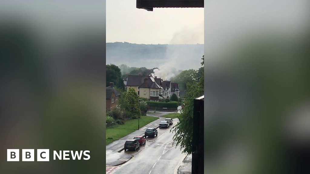 Lightning strike in Sheffield sets house on fire - BBC News
